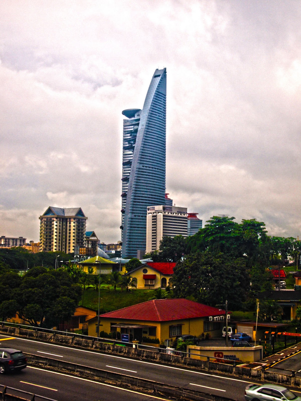 Tanganku Bukan Tanganmu: MENARA REBUNG TELEKOM