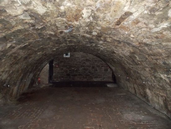 A Woodsrunner's Diary: Going underground: Dark Dundee city vaults tour ...