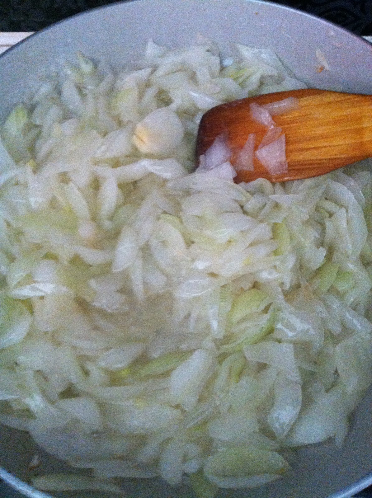 ARMONIE IN BUCATARIE: Paste cu pulpe de pui si ceapa