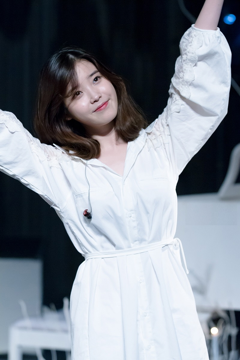 IU small theater concert photo paparazzi. - All of Kpop STarz