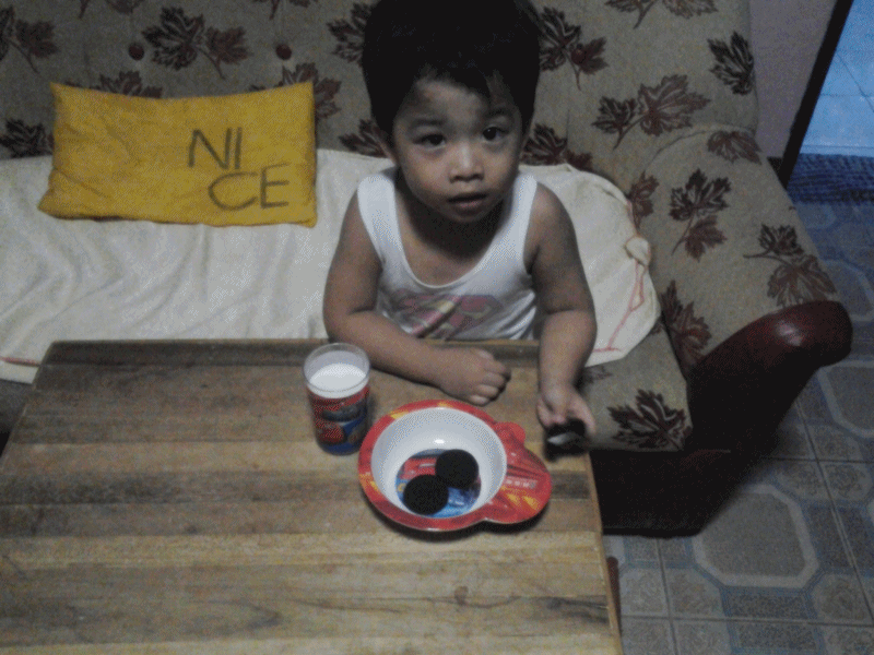 This is How to Eat an Oreo Cookie