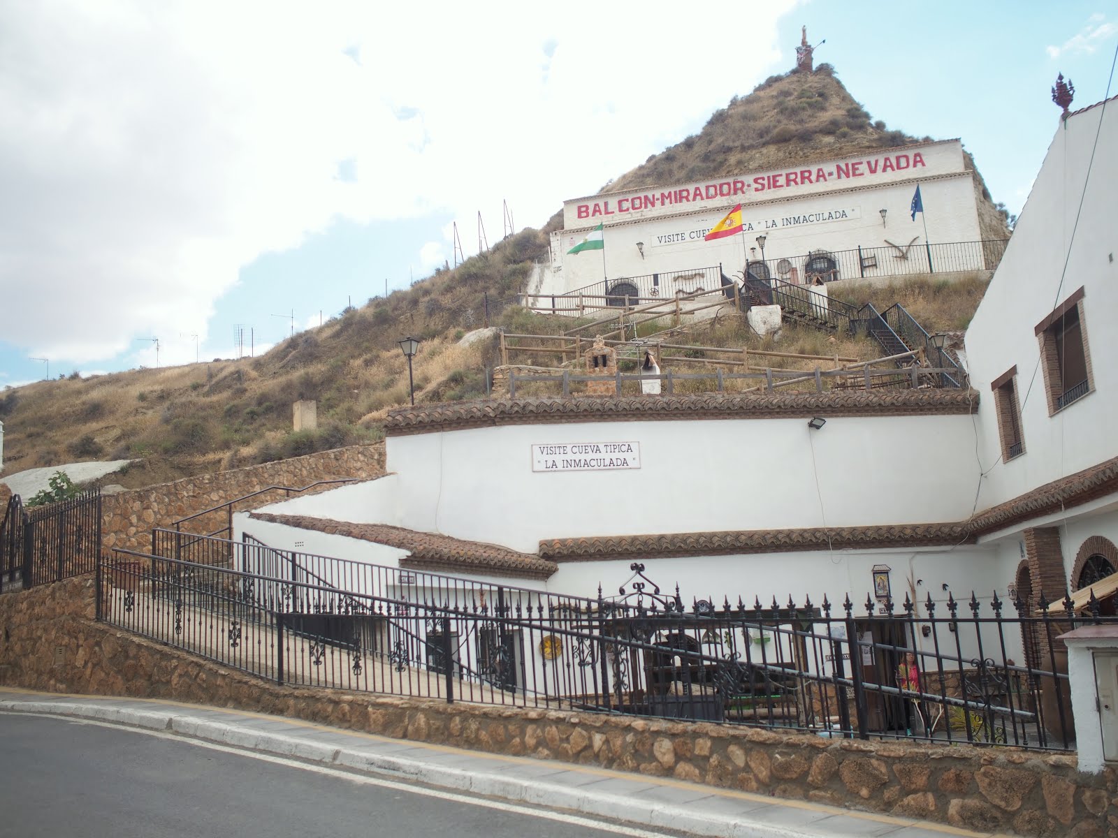 CAVE HOUSES IN SPAIN? A DAY IN GRANADA - Jiahui Muses