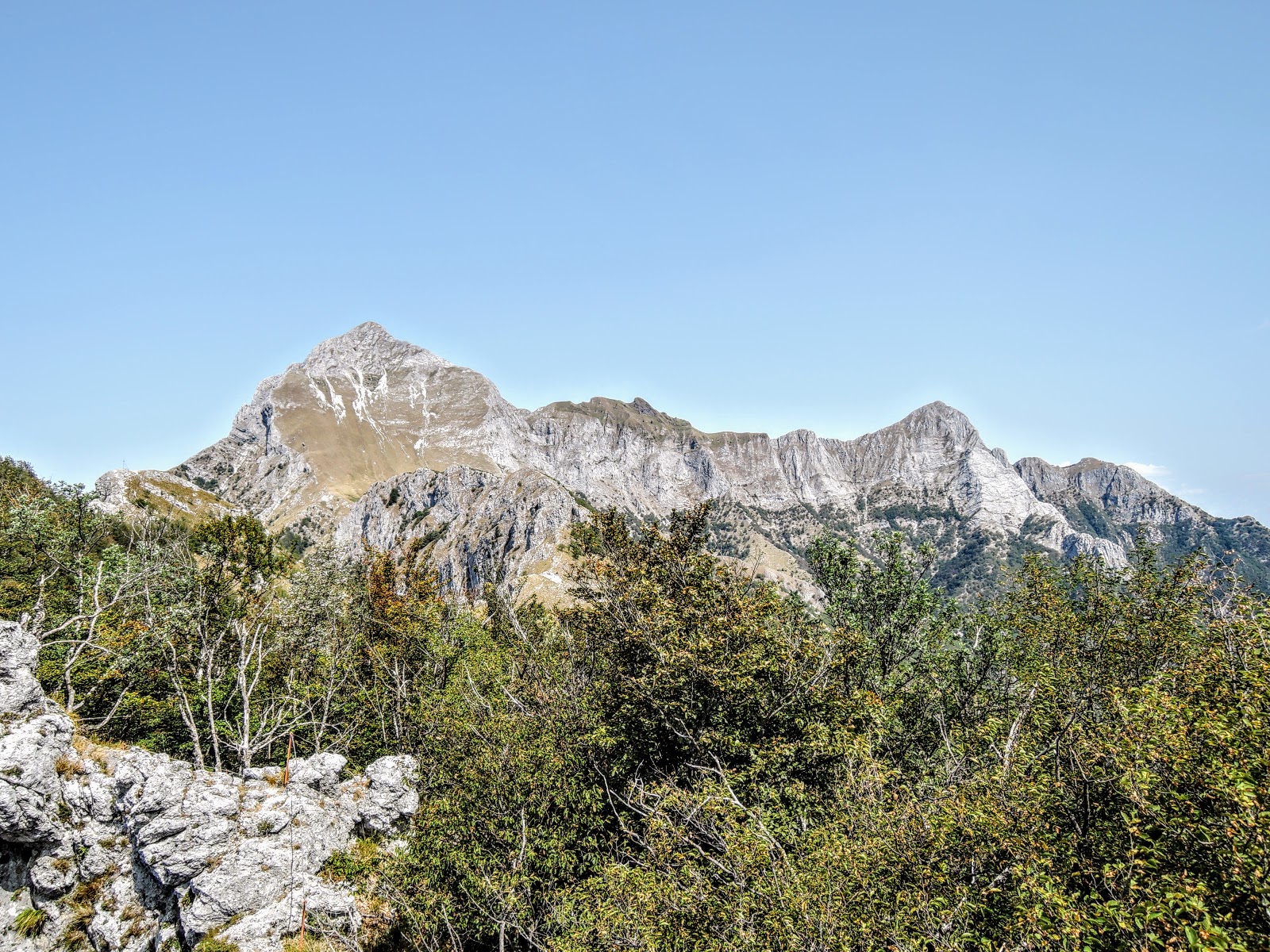 Piccoli Sentieri: Monte Forato, quando la Natura dà spettacolo.
