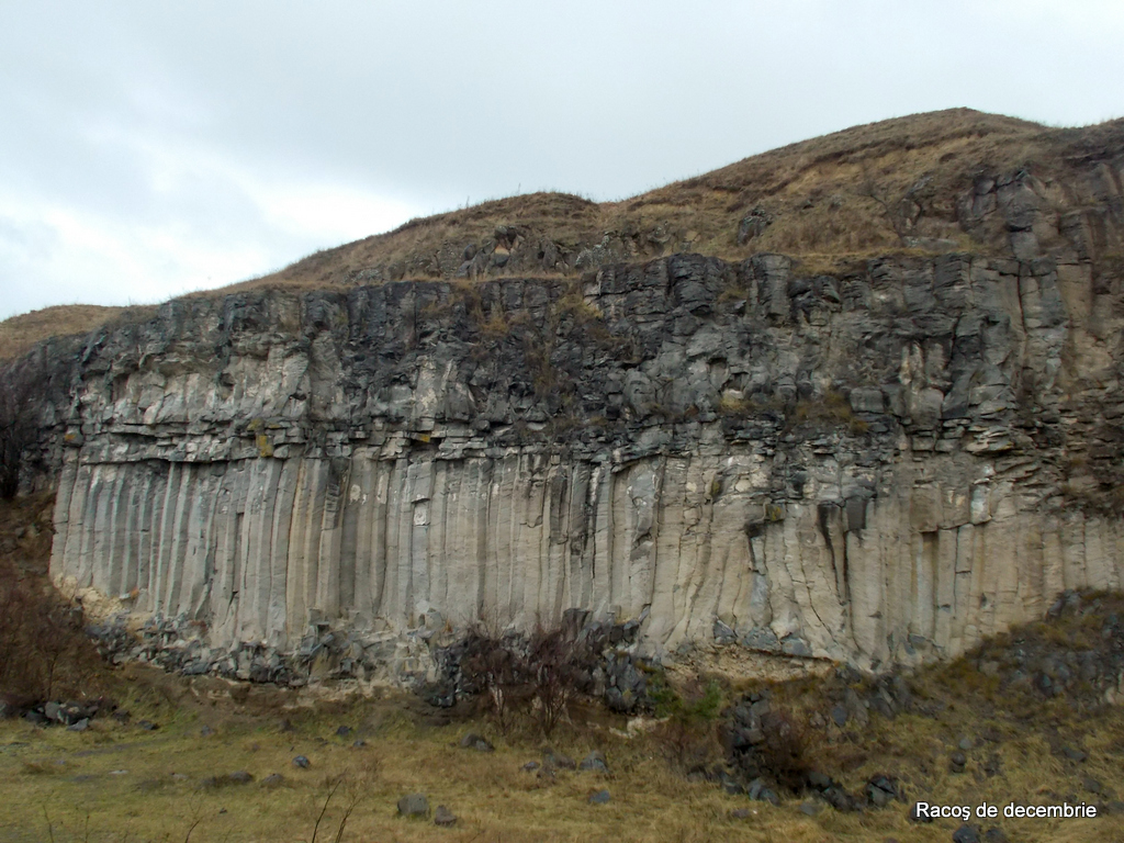 Poveştile mele: Racos, coltul cu nestemate: vulcan, coloane de bazalt ...