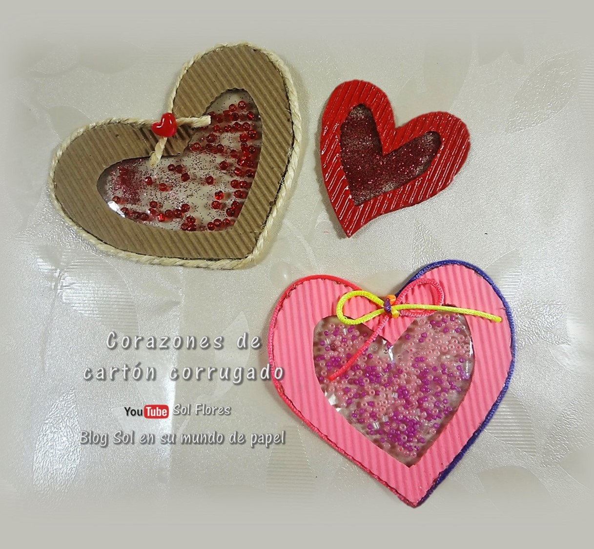 Corazones de cartón corrugado