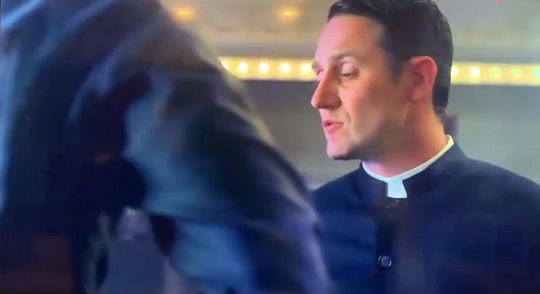 Josh Stewart fala sobre o vilão John Pilgrim e as motivações religiosas ...