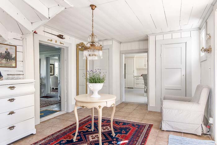 Keltainen talo rannalla: Kolme erilaista kotia