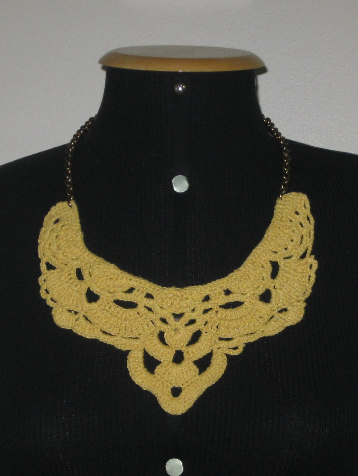 Luz Weber: Colar de crochê amarelo