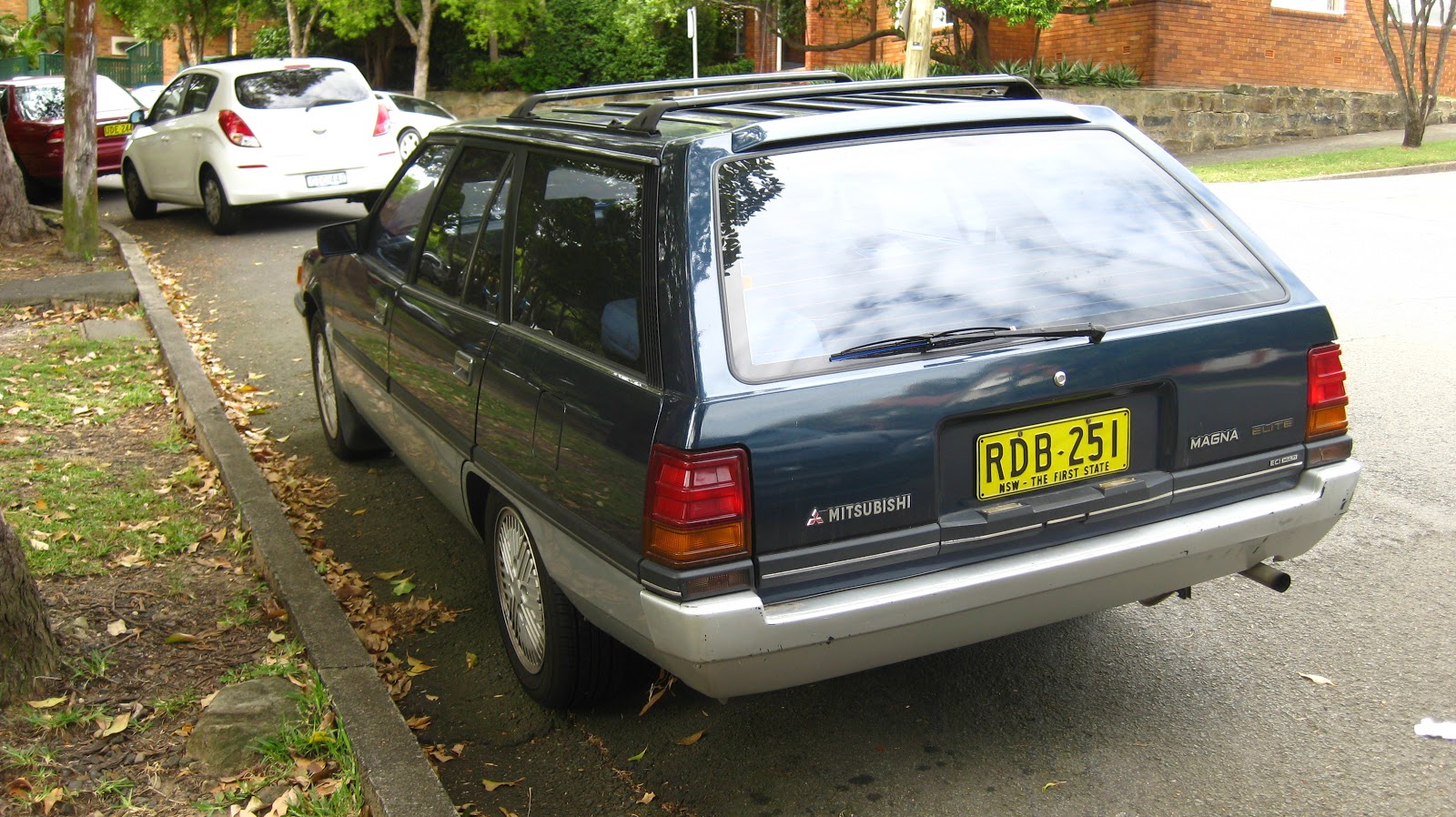 Aussie Old Parked Cars: 1989 Mitsubishi TP Magna Elite 2.6 Wagon