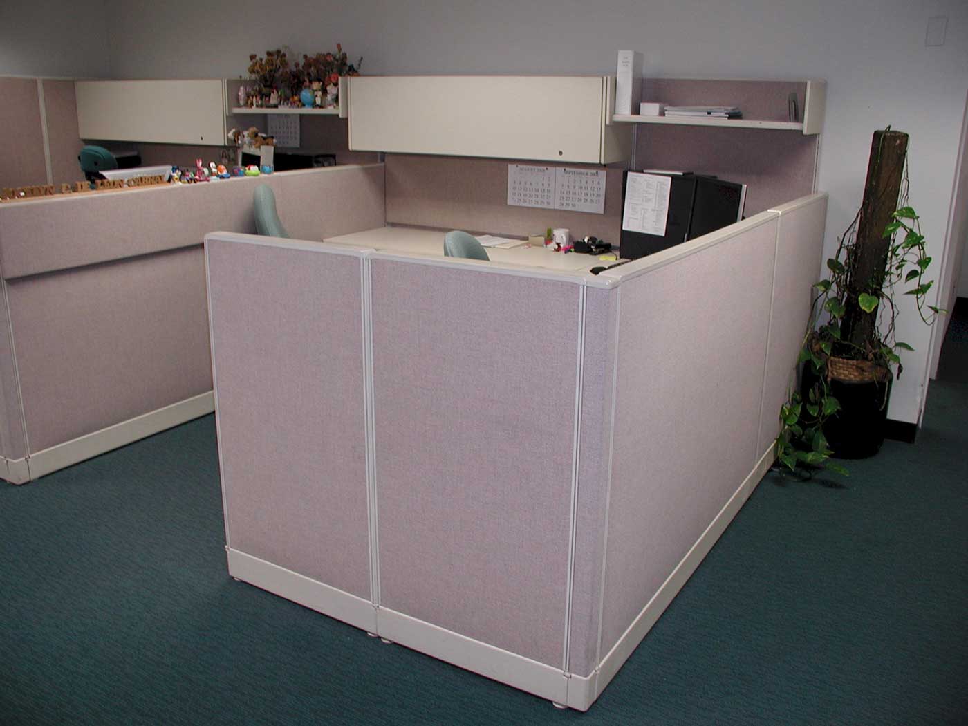 Home Priority: Compact Office Cubicle Decoration with Shabby Workspace