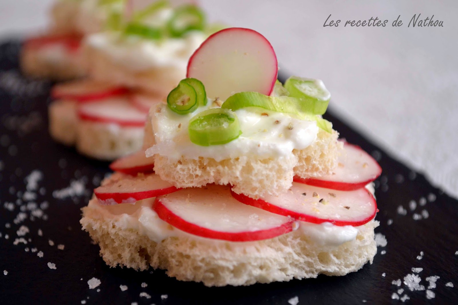 Ma cuisine au fil de mes idées...: Petits toasts au fromage blanc et radis