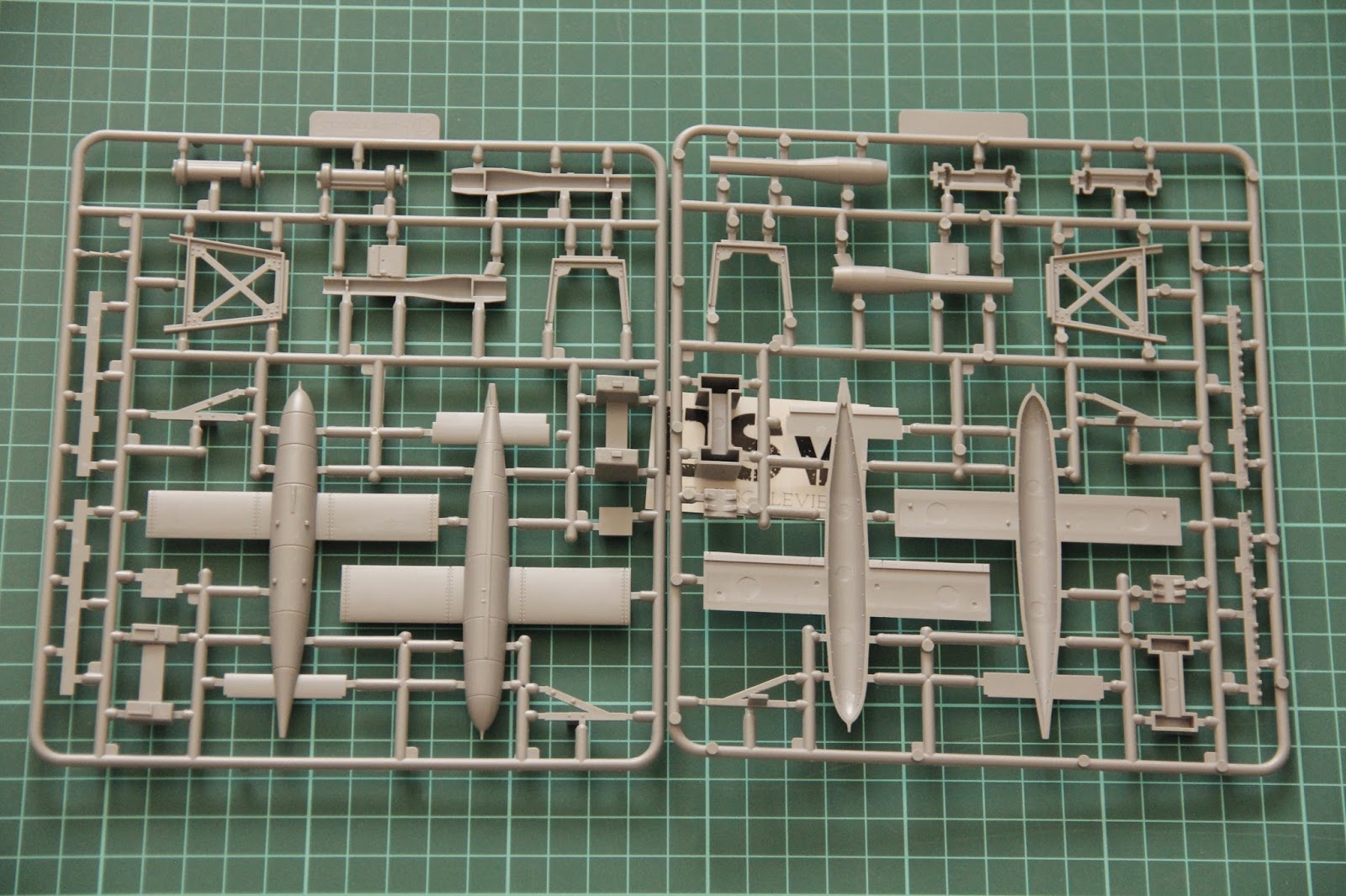 Modelcollect 1/72 V1 with Launch Position (UA72033) - DetailScaleView
