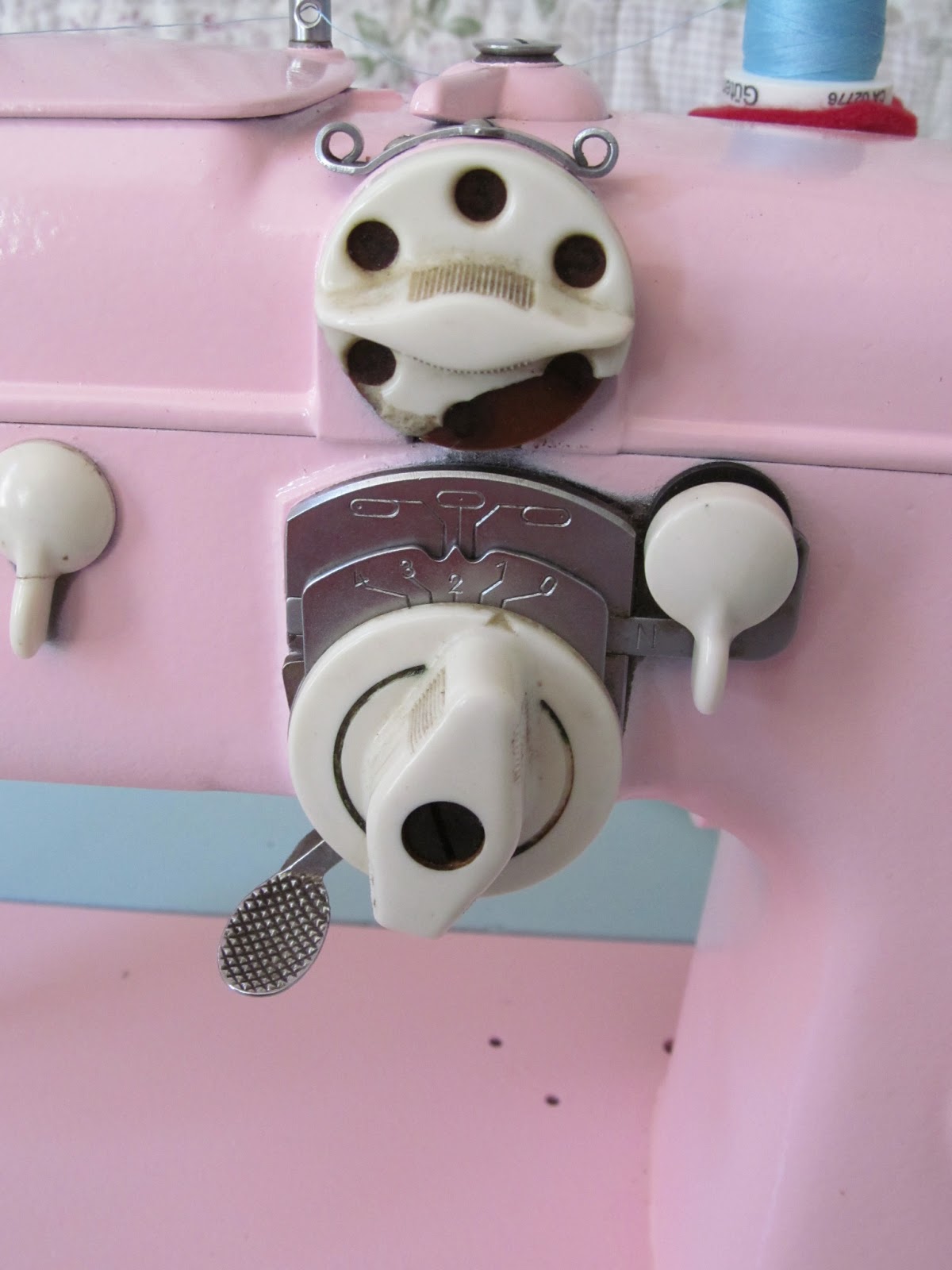 Vintage Chic Farm: Pink Vintage Pfaff Sewing Machine