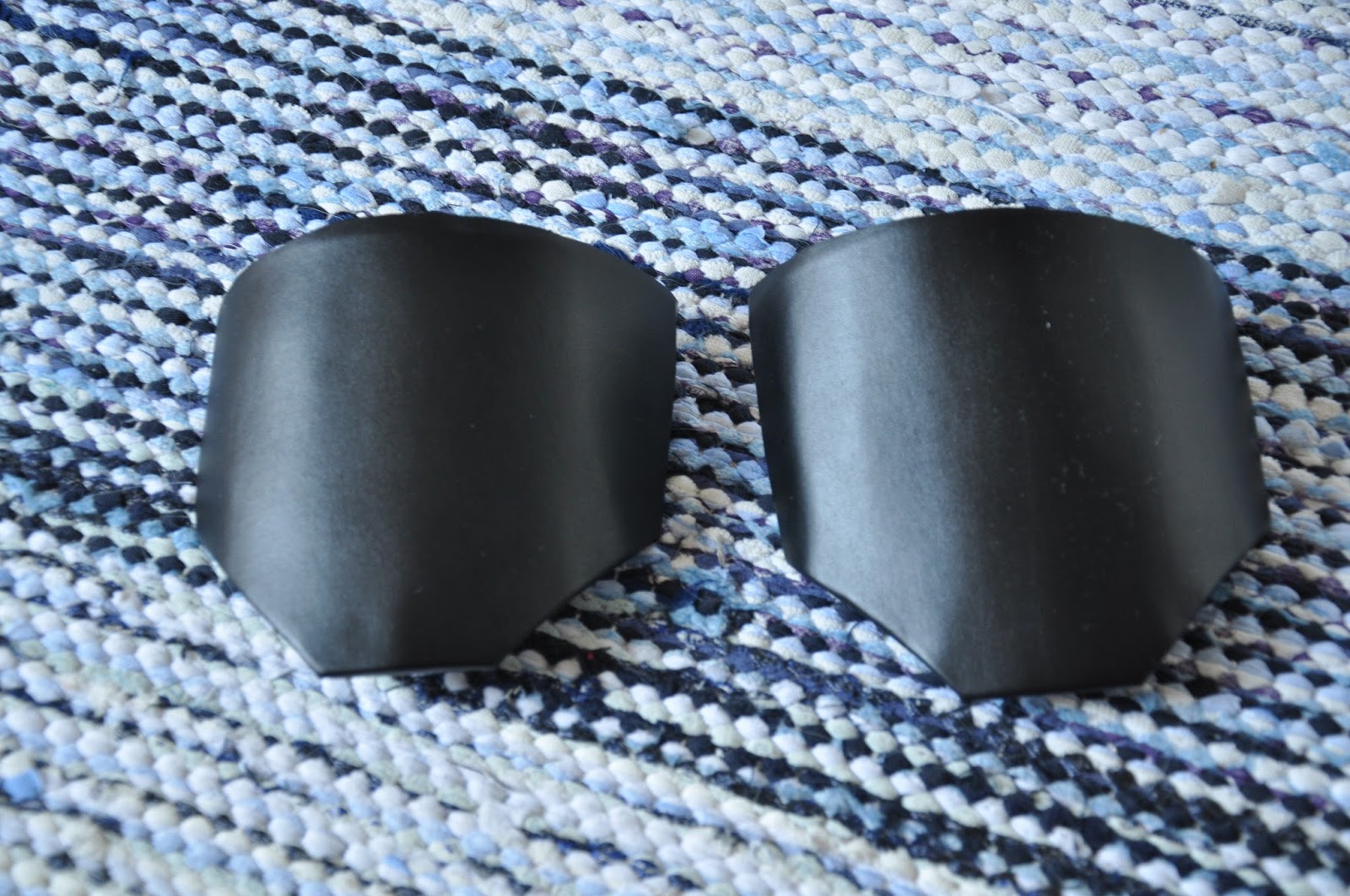 Casualty Cosplay: Armor from pulp board and fake leather for Yuma