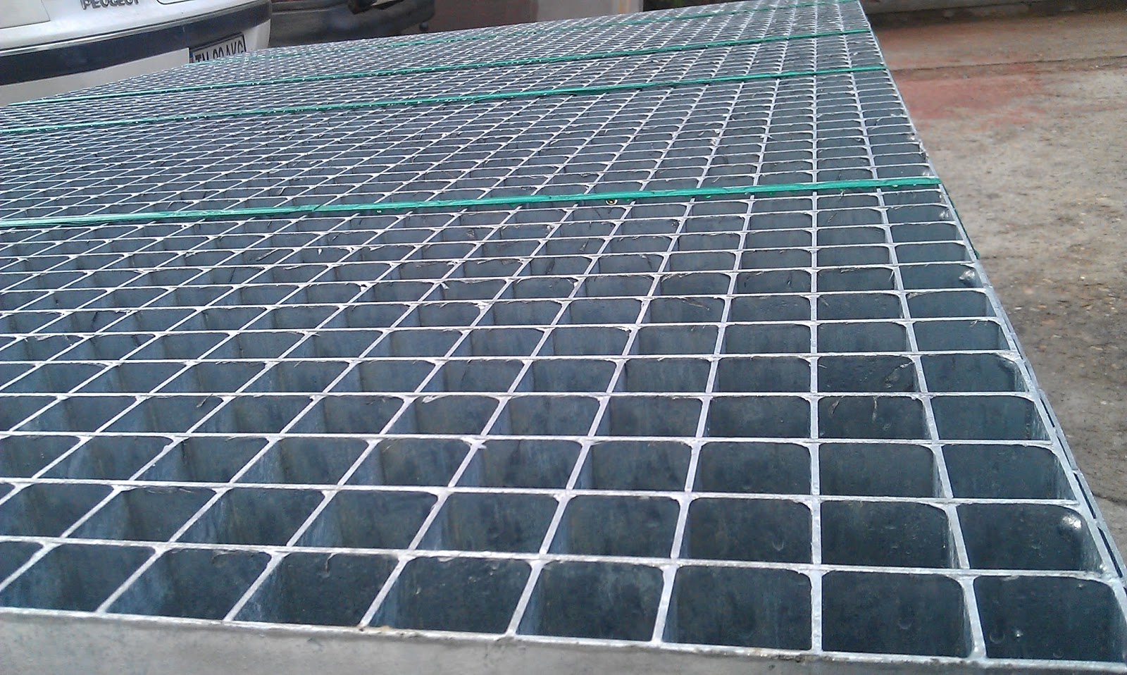 gratare metalice zincate: GRATARE METALICE ZINCATE PENTRU PASARELE ...