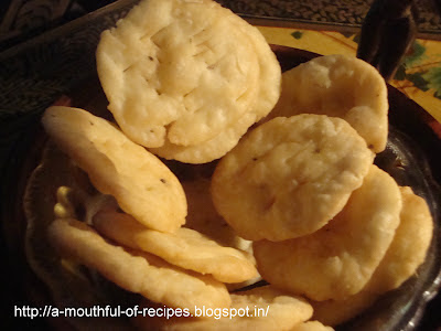 A Mouthful Of Recipes: Crispy Methi ki Mathari : Holi Special