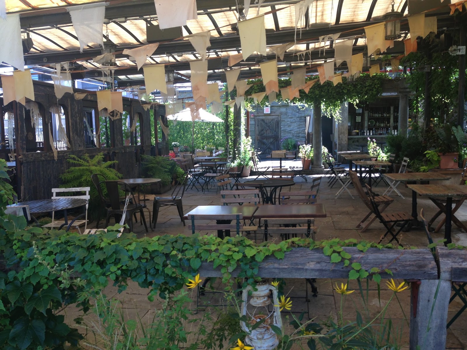 Black and White: [NYC] Gallow Green