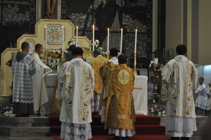 New Liturgical Movement: Filipino Ordinary Offers Solemn Pontifical Mass