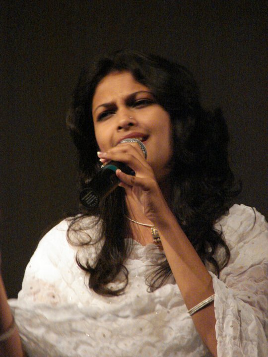 bollywood sexy actresses and actors: Priyanka Barve singer photos