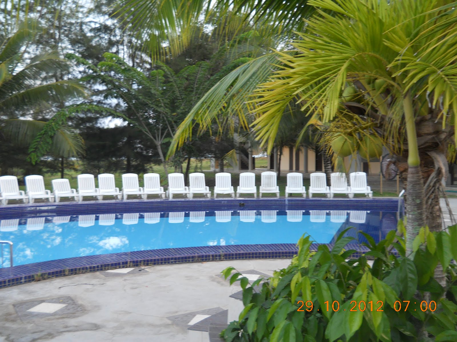 Adiza saidi: SINGGAH BERMALAM DI MERANG SURIA RESORT.