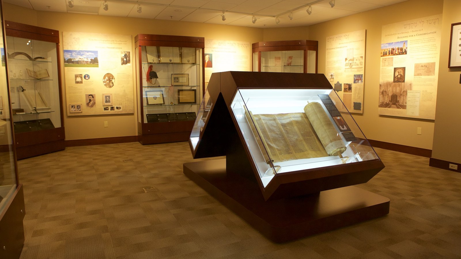 C and B Scene: Savannah's Temple Mickve Israel: 10 '18