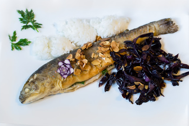 Omble Chevalier meunière et son éffilochée de choux rouge... | Tarte en ...
