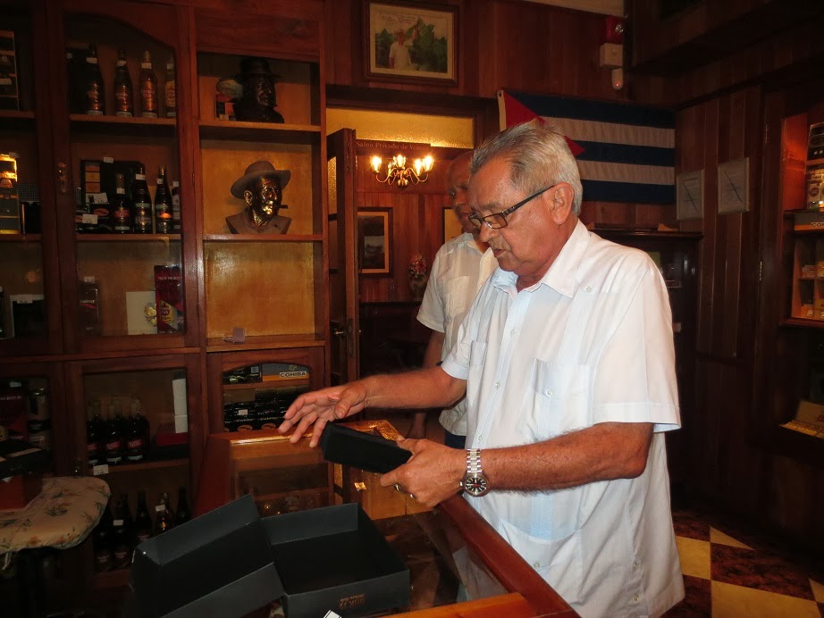 Cuban Cigars, Culture & Lifestyle: 5ta Y 16 LCDH & Carlos Robaina ...