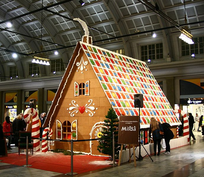 8 Amazing Life Size Gingerbread Houses