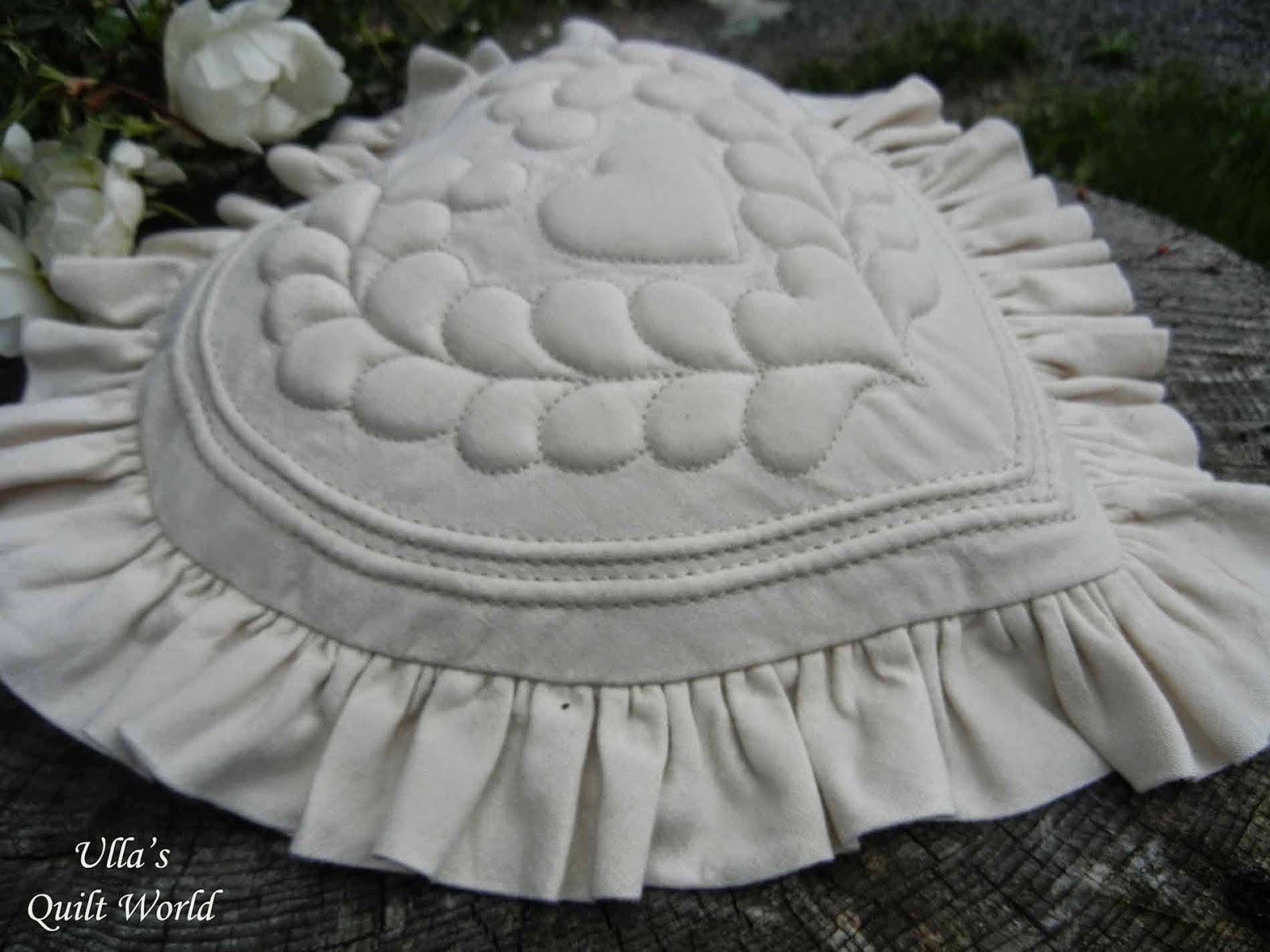 Trapunto heart and square pillow cover - quilt | Ulla's Quilt World ...