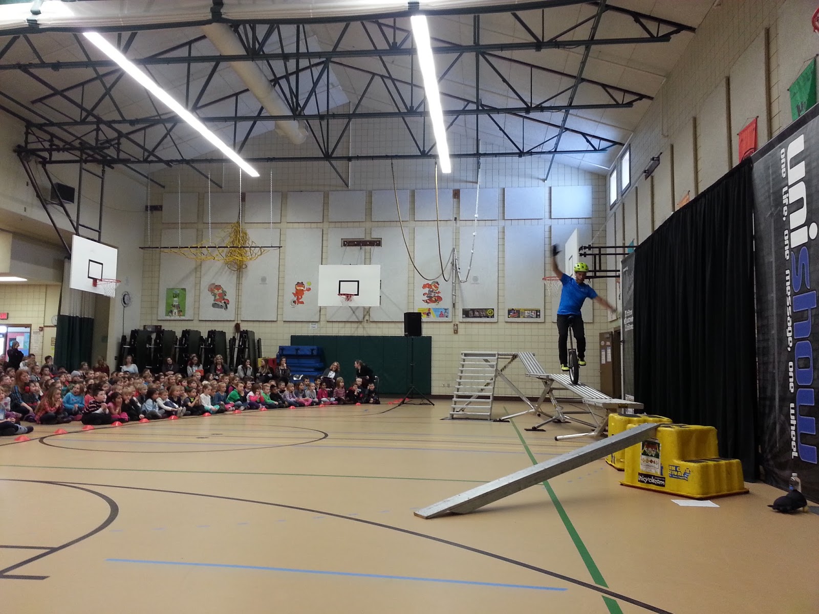 UniShow World: They're Already Rolling Around the Bend (Oregon)!