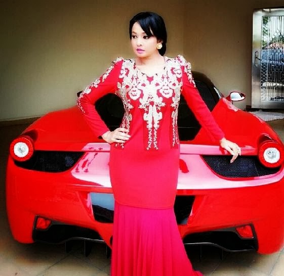Jasmin Hamid dengan kereta Ferrari miliknya?