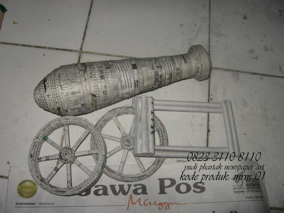 MINIATUR MERIAM KUNO DARI KORAN BEKAS