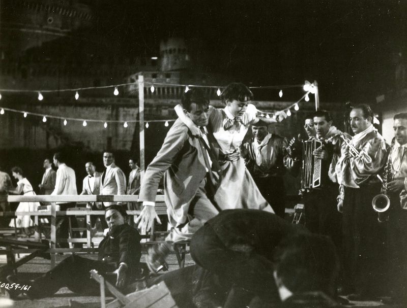 52 Behind-the-Scenes Photos of Audrey Hepburn in 'Roman Holiday' in ...