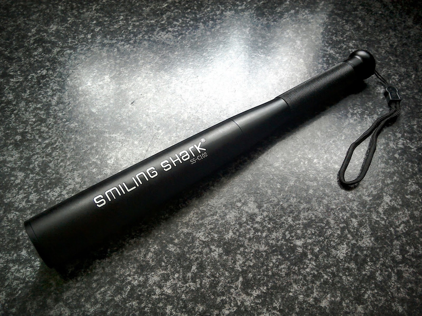Mr. Aphoristic: Smiling Shark SS-C102 Bat Light Review