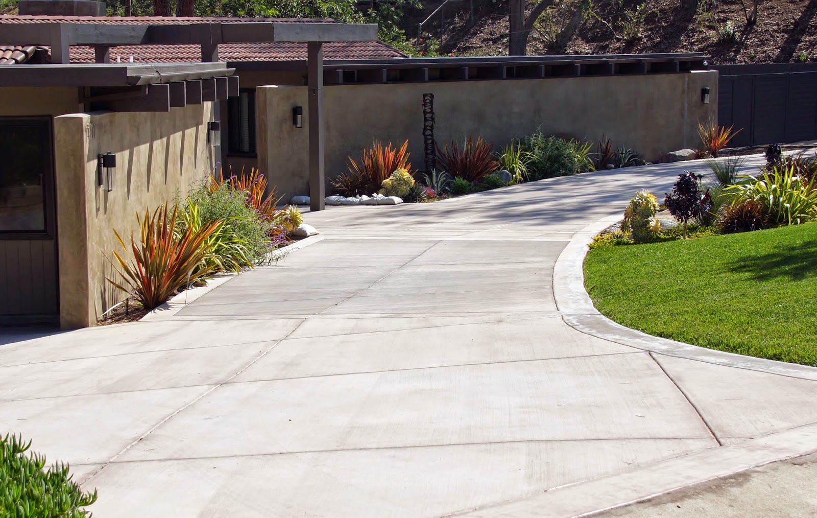 More Lawnless Front Yards