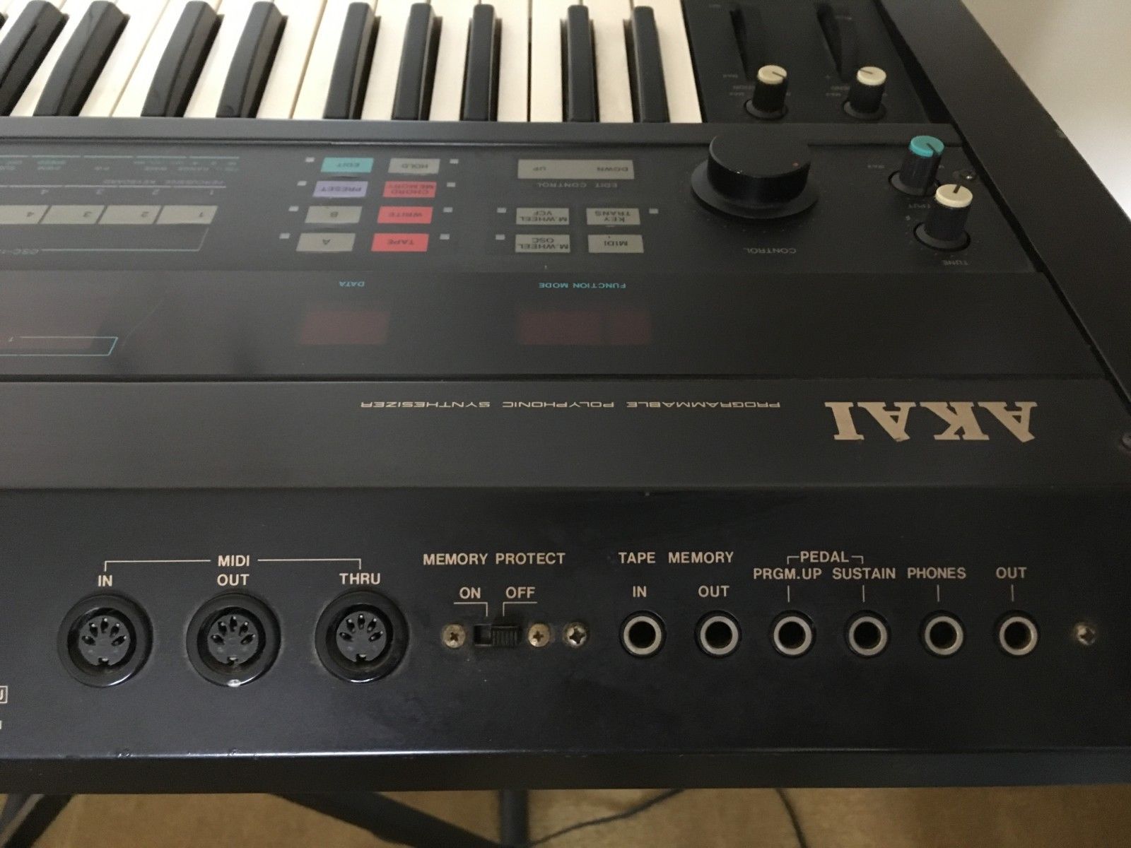 MATRIXSYNTH: AKAI AX-80 + Hard Case