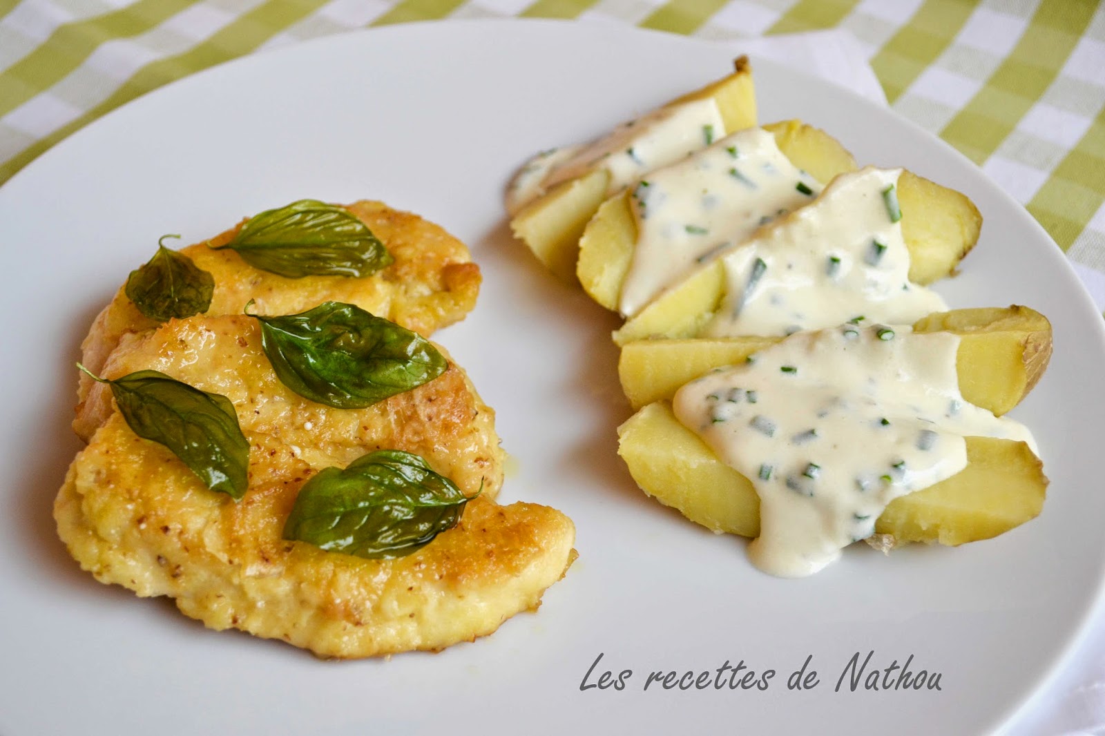 Poulet pané au parmesan, pommes de terre au four et sauce à la ...