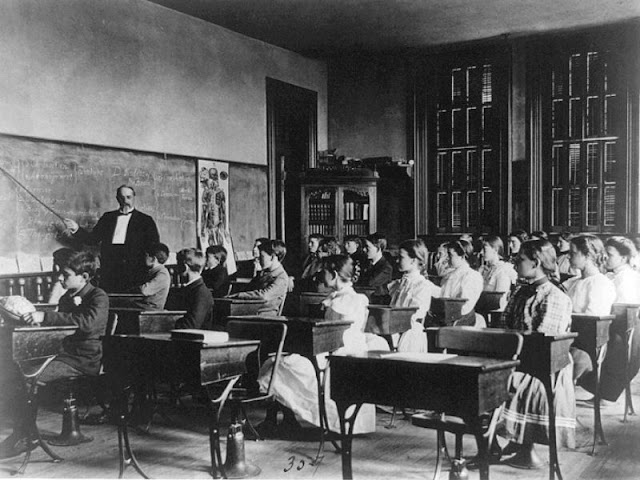 Here's What School Classrooms Looked Like From the Late 19th Century ...