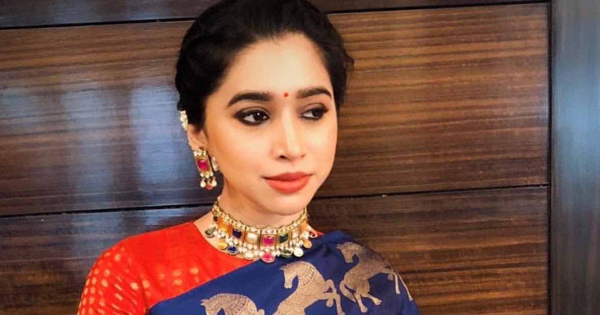 Aarthi Ravi in Navaratan Necklace - Jewellery Designs