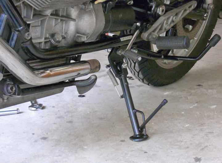 Moto Guzzi life in Tokyo: Comfortable side stand for Le Mans