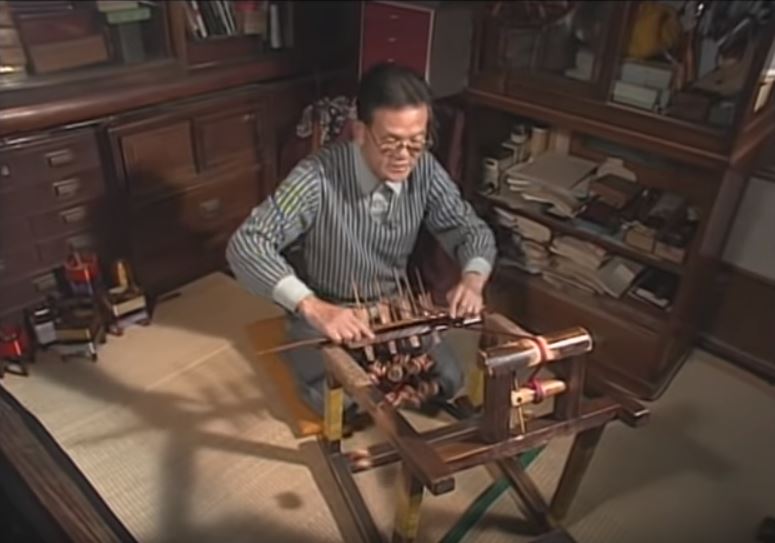 Watch this Japanese Kumihimo Master at Work! / The Beading Gem