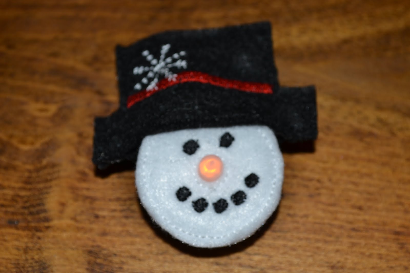 Closet Crafter: Lighted Snowman Pins