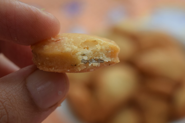 Herbs & Spices Mathri | Italian Mathi Recipe | Diwali Snacks | Magic of ...