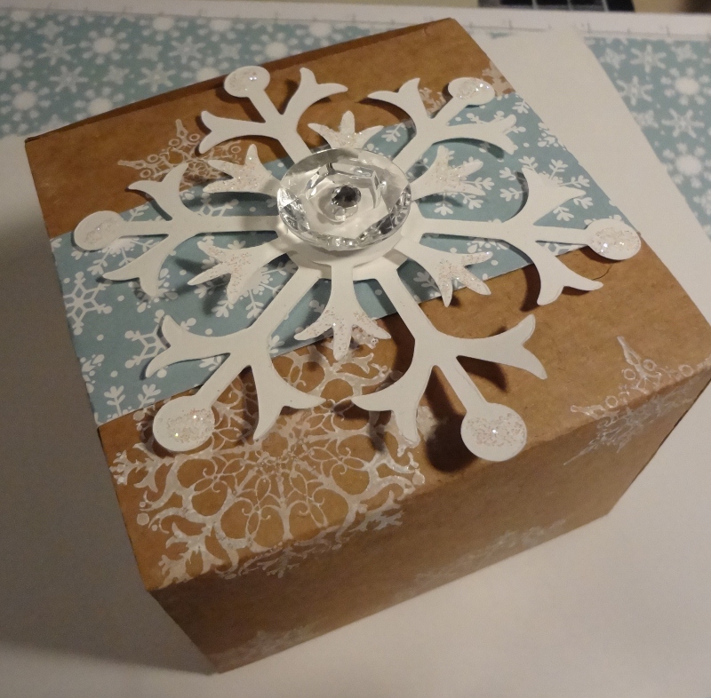 Beth's Paper Cuts: Snowflake Gift Box