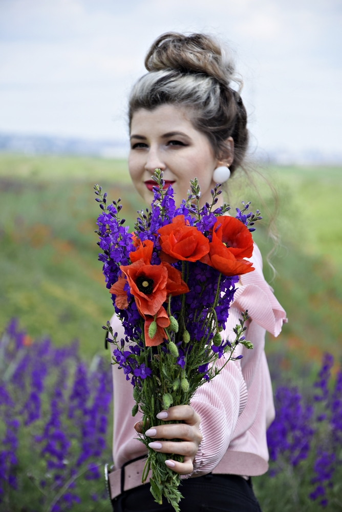 Dansând printre maci | DESCUDE