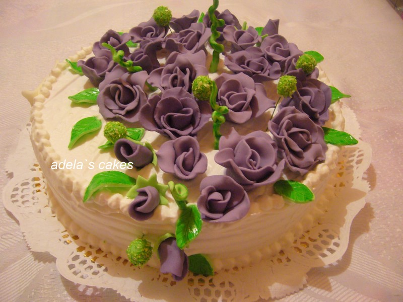 Adela Zilahi: Tort ornat cu frisca si trandafiri mov