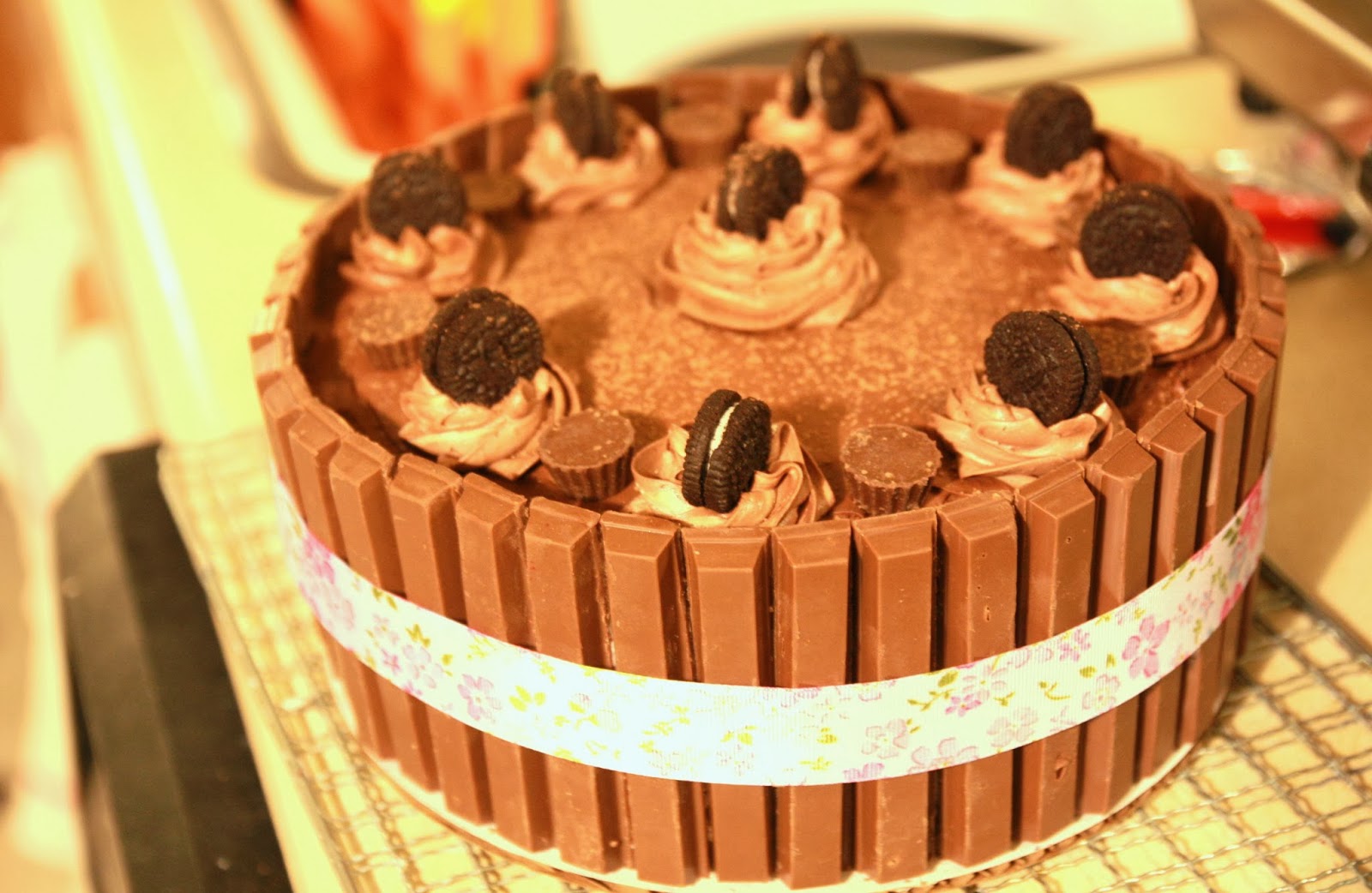 dr. sweet tooth: Kit Kat Red Velvet Oreo Madness Cake