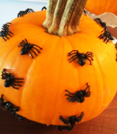 21 Rosemary Lane: Hey There's Critters on Them There Pumpkins!