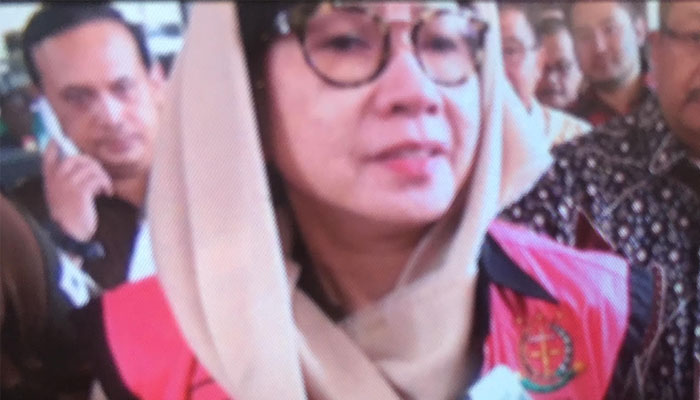 Pakai Rompi Pink Kejagung, Mantan Dirut Pertamina Dijebloskan ke ...