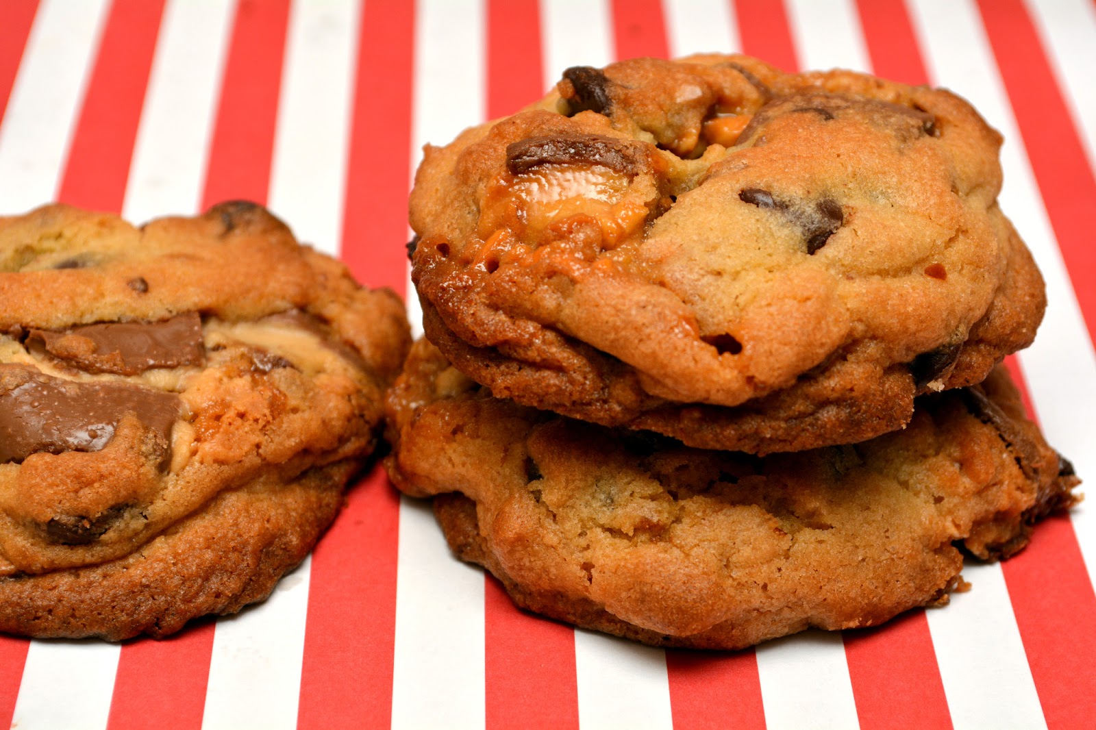 SNICKERS CHOCOLATE CHIP COOKIES - Hugs and Cookies XOXO